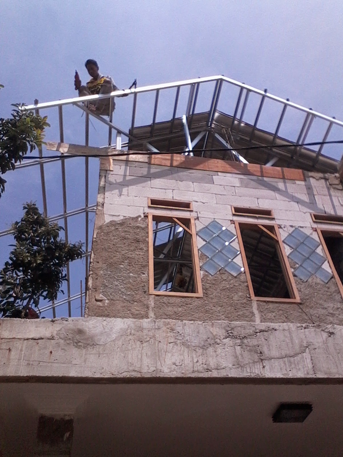 PEMASANGAN ATAP BAJA RINGAN DAN GENTENG METAL ROOF DI STUDIO ALAM ...