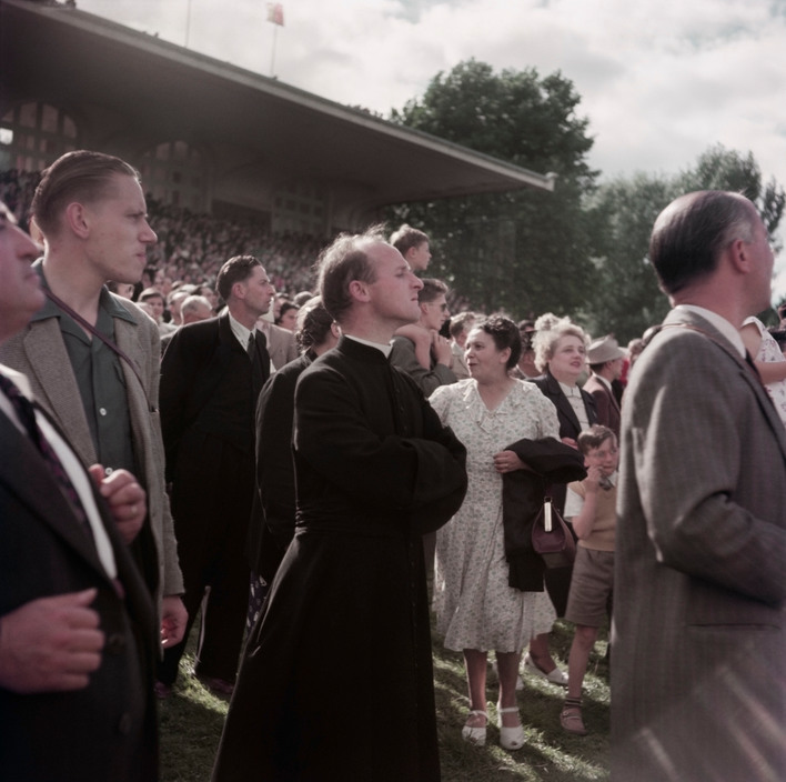 The World in Color During the 1940s and 1950s Through Robert Capa's ...