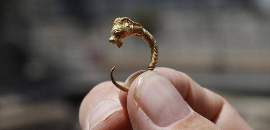 Scientists find 2200 year old gold earring | Baring the Aegis