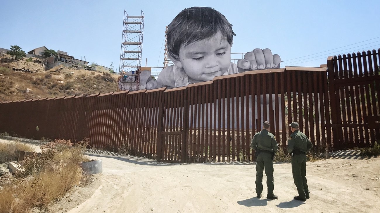 Lightwaveseeker: Giant Image of Toddler Peers Over U.S. Border Wall