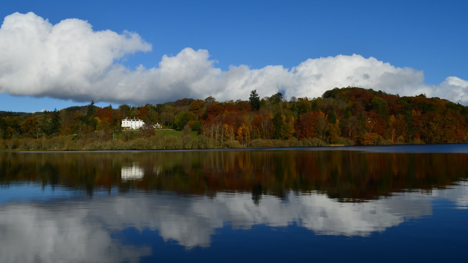 Tour Scotland: Tour Scotland Photographs Autumn Reflections Loch Clunie ...
