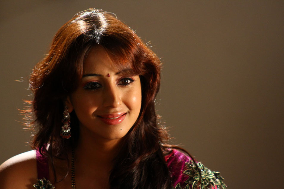 Hot Actress: Sanjana Hot Stills From Mugguru Movie