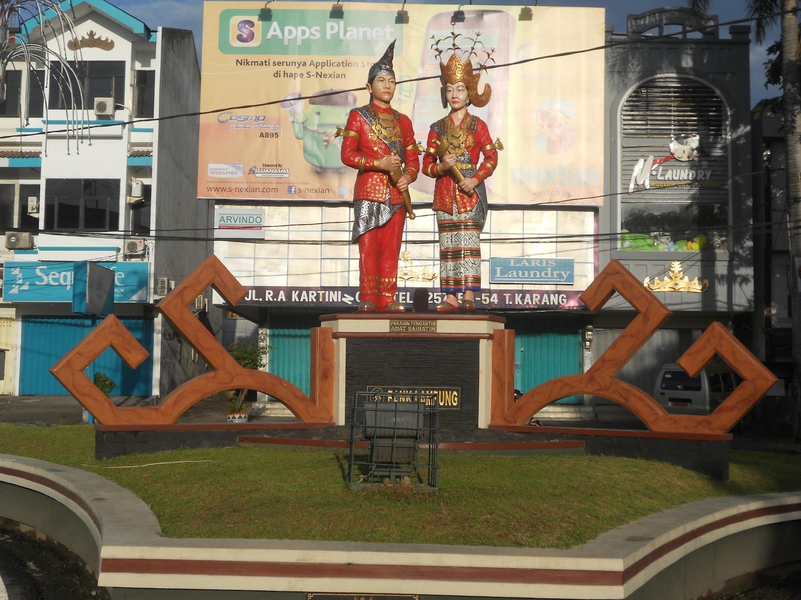 Monumen Suku Lampung " Sai Batin " - Rohyanudin