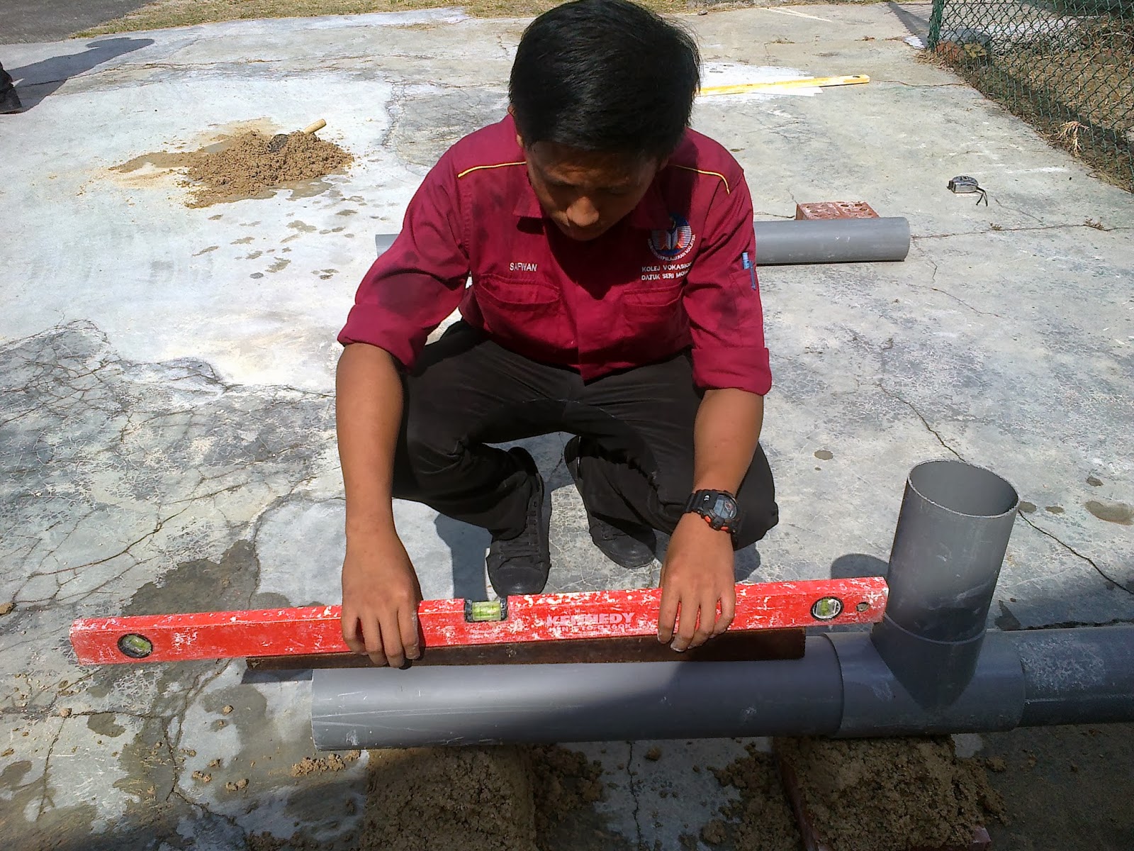 Teknologi Pembinaan: Amali pemasangan paip pembentung - sambungan T