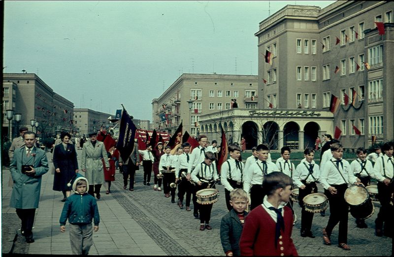 Color Photos That Capture Street Scenes of East Germany in 1960 ...