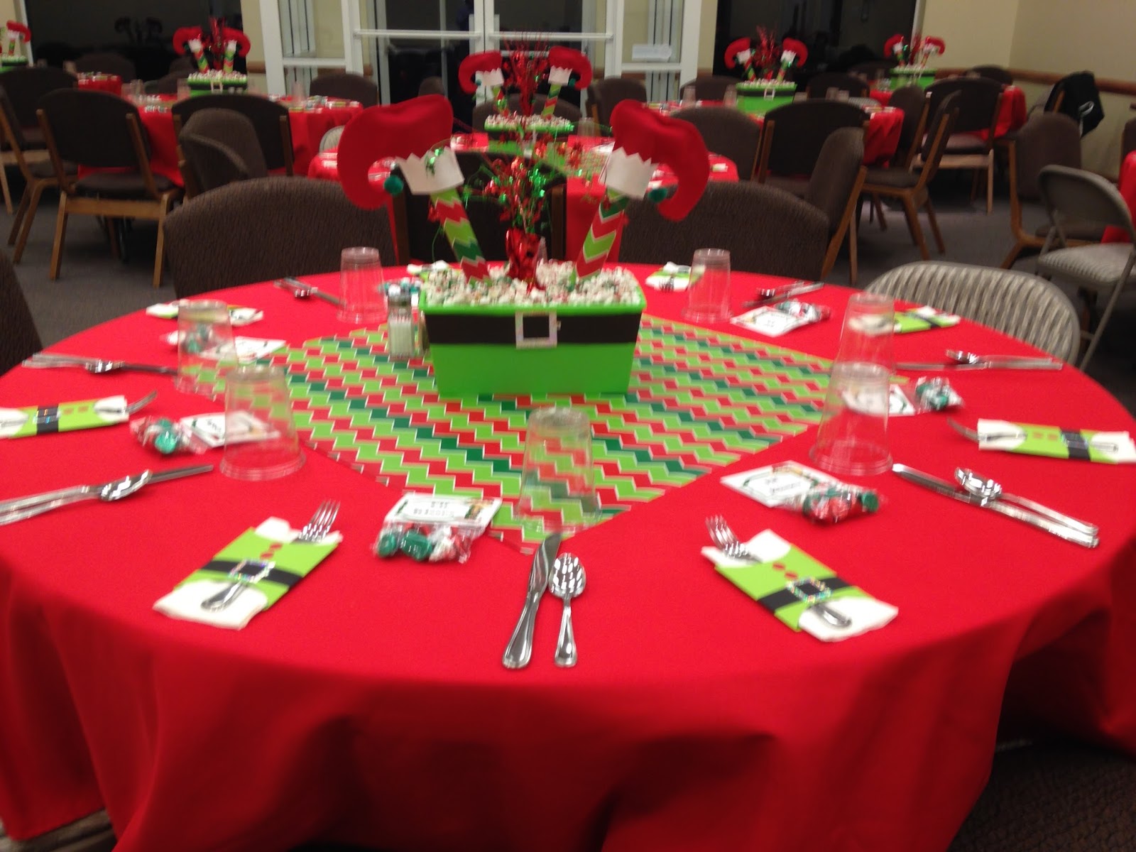 CreateJoy2Day: Elf Themed Christmas Centerpiece