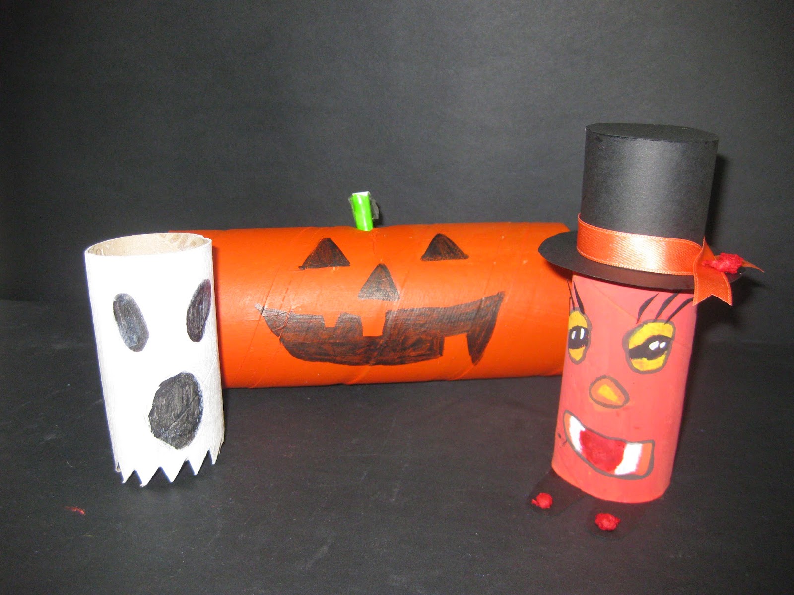 VALDEPLÁSTICA: MONSTRUOS DE CARTÓN