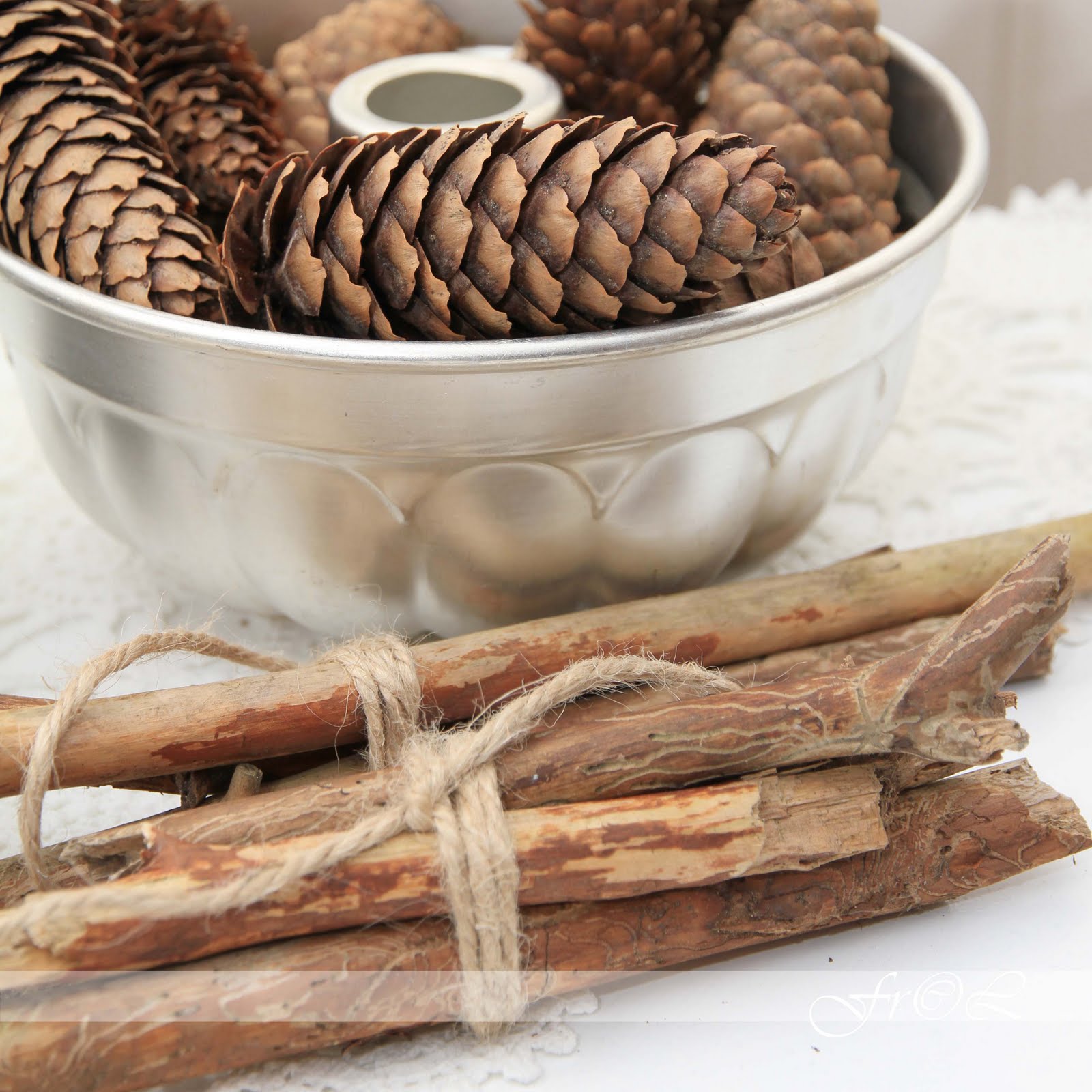 Idyll på landet...: Enkel dekorasjon med pinner og kongler