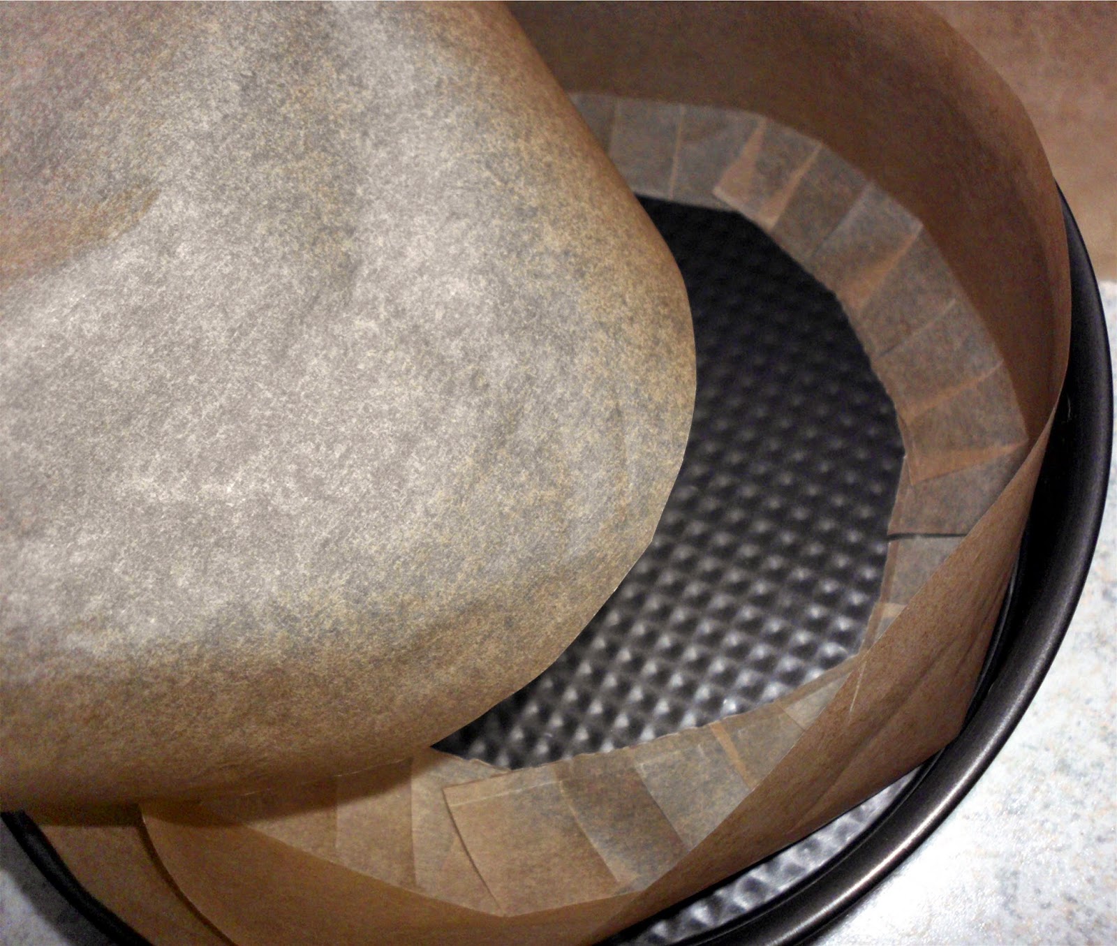 Backformen mit Backpapier auslegen