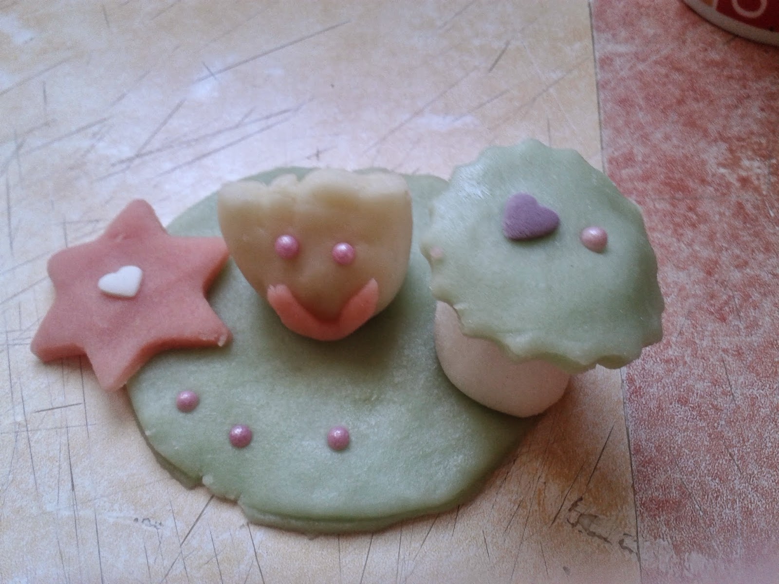 mes 3 loulous: Décoration en pâte d'amande et pâte à sucre