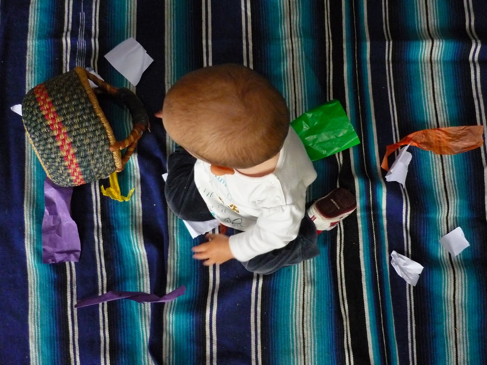 Cook-arlo: Baby Play - Paper, Bebe jugando con Papel