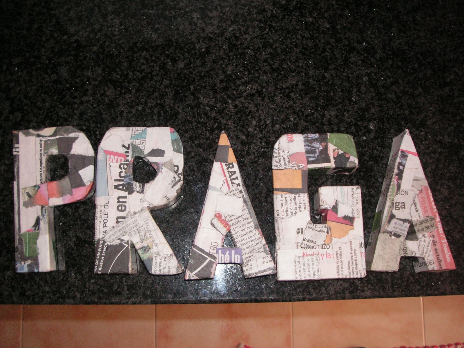 La casa de los Martínez: Letras para collage [Letters for a collage]