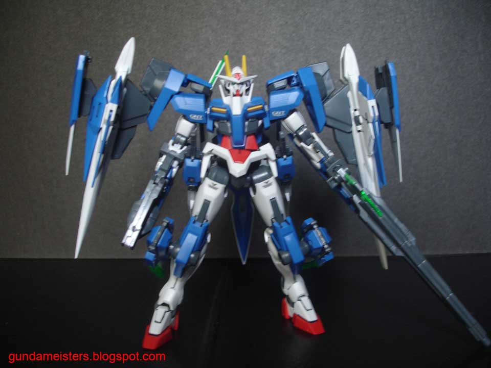 Gundam Meisters: HG 1/144 - Gundam 00 Raiser + 7 Sword G