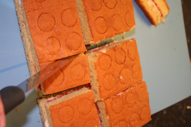 Curiositea Shop: How to make a Lego Cake - Tutorial