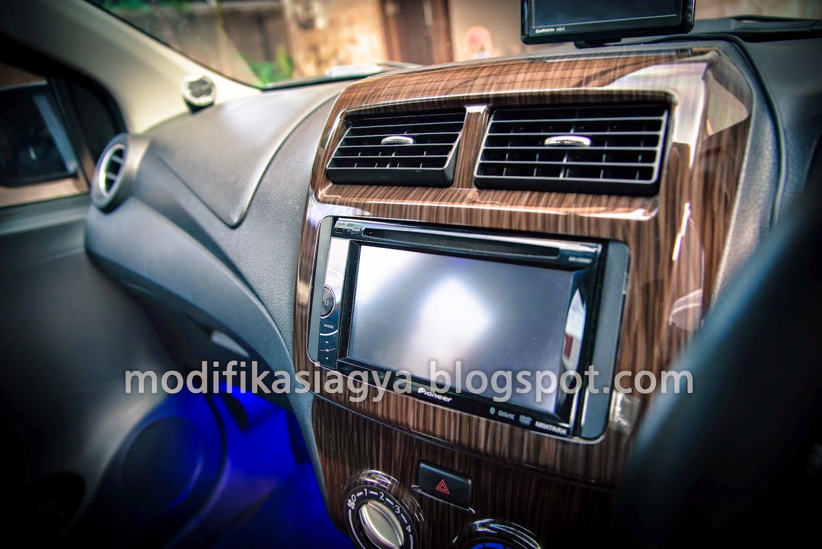 Galeri Gambar Modifikasi Interior Mobil Agya Terkeren Dan Terlengkap ...
