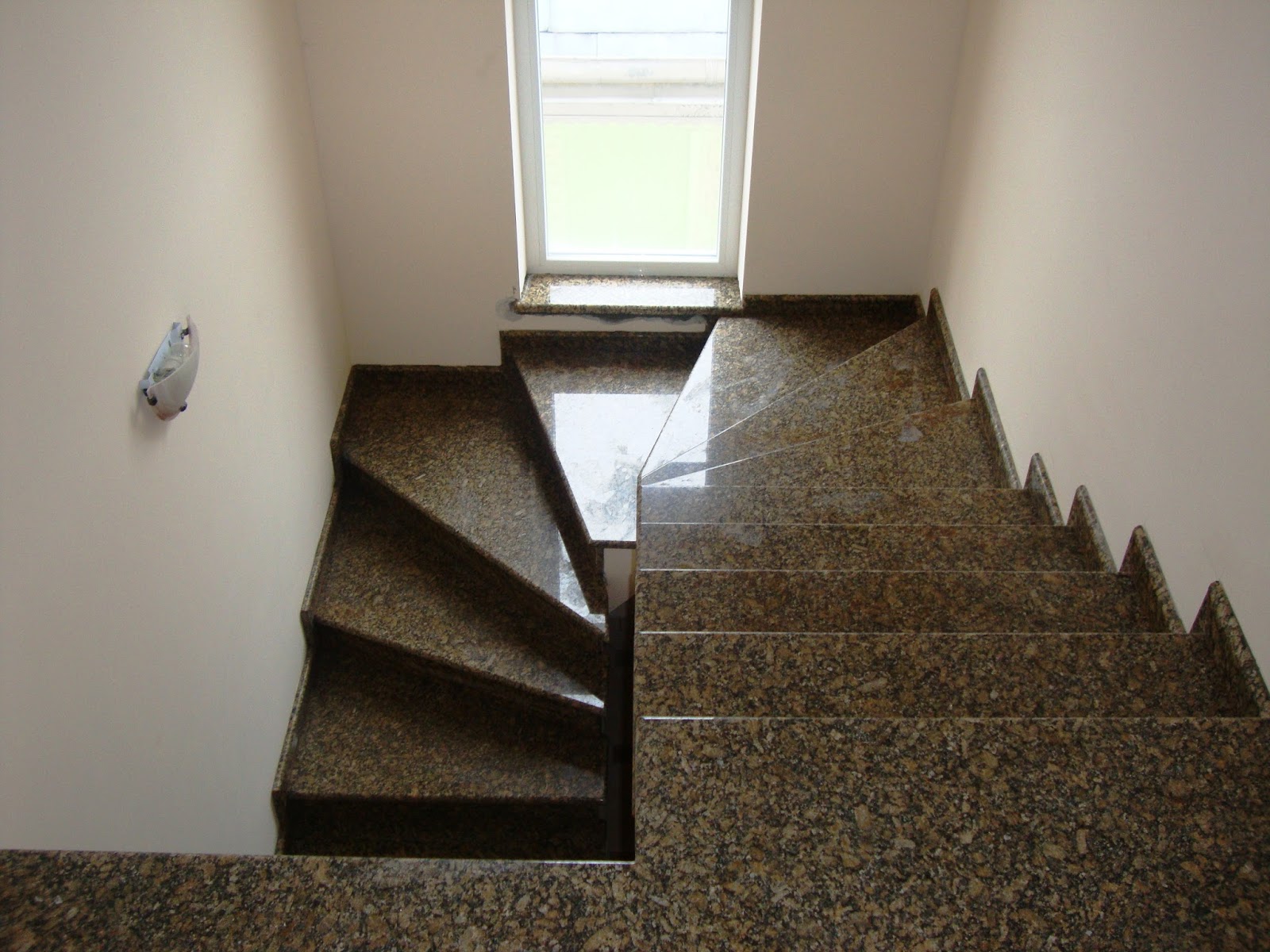 SC GRANIT CGH SRL: Scari cu aplicatii de granit