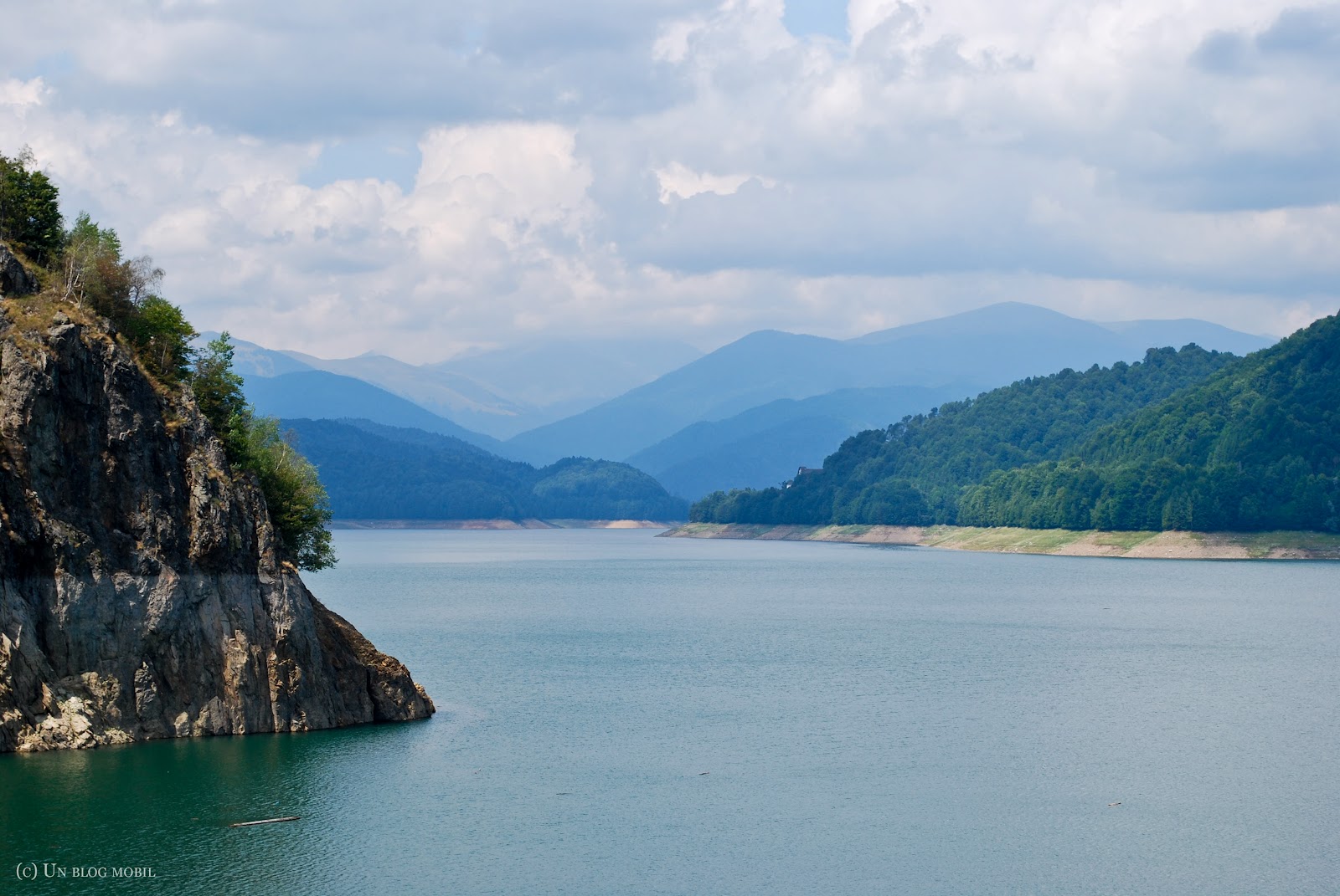Un blog mobil: Lacul şi barajul Vidraru