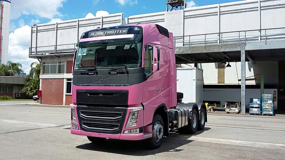Primeiro Volvo FH rosa sai de fábrica