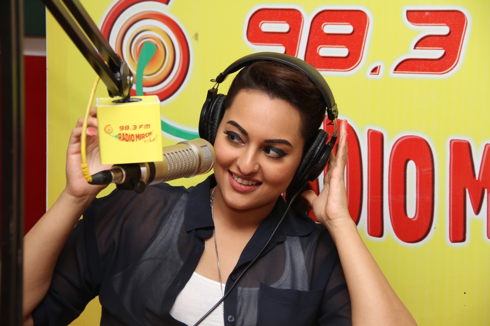 STARFRIDAY : Radio Mirchi Ranveer Singh and Sonakshi Sinha at Radio Mirchi Mumbai studio for ...
