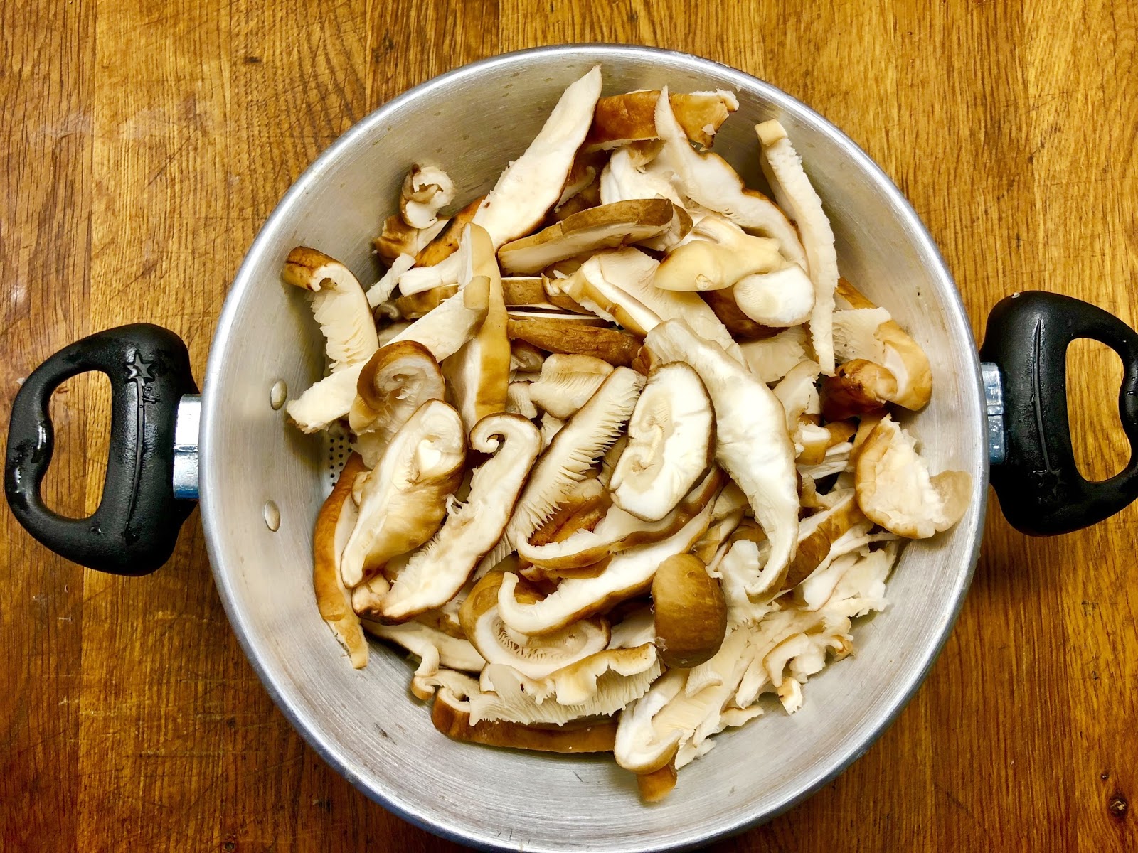 Tomates verdes fritos: Hummus de judías con setas salteadas