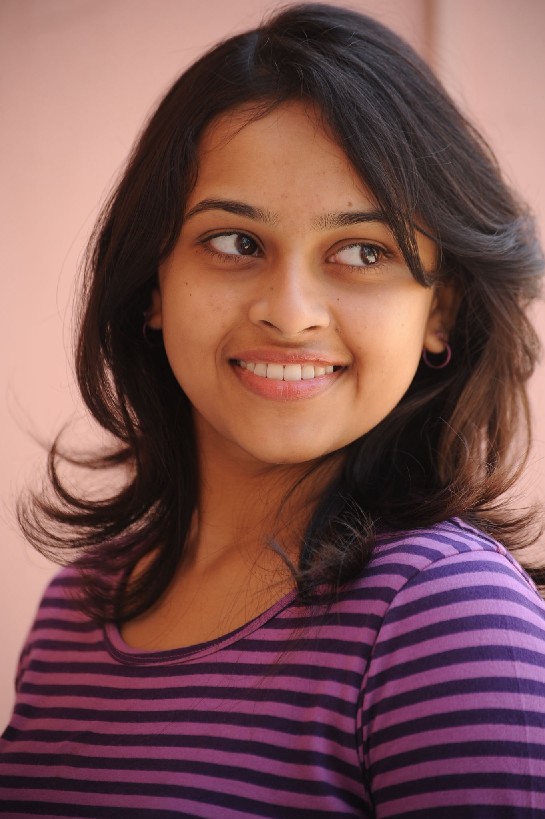 Hot actress: Sri Divya hot stills Varuthapadatha valibar sangam