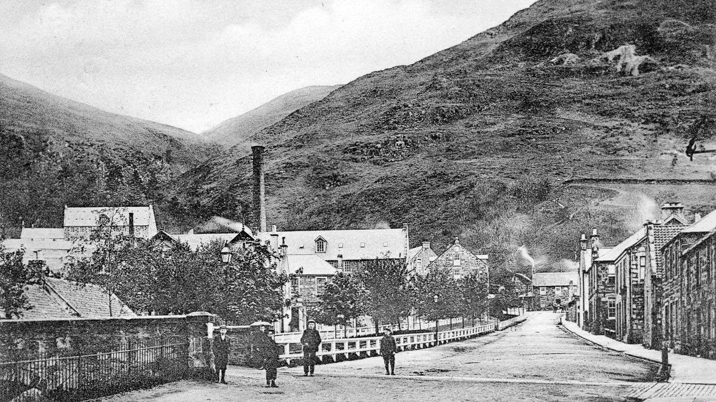 Tour Scotland: Old Photograph Burnside Road Tillicoultry Scotland