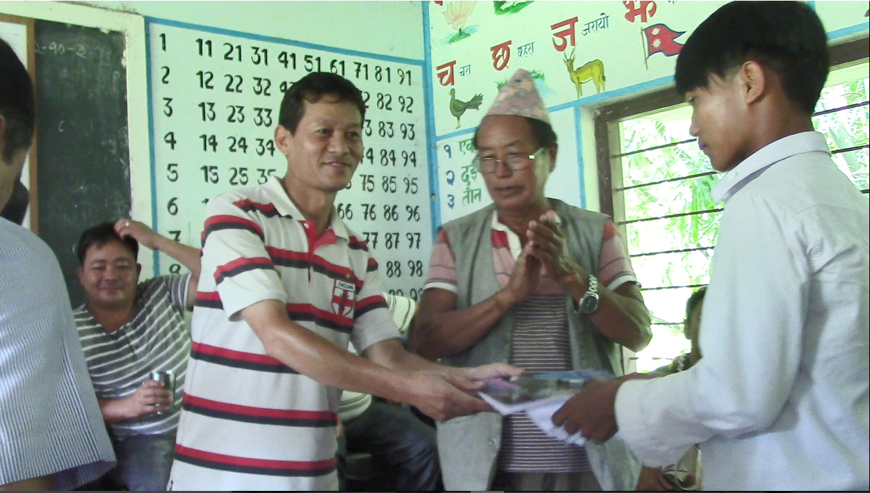 अनमोल: सामुदायिक वनद्वारा विद्यार्थीलाई पोशाक वितरण