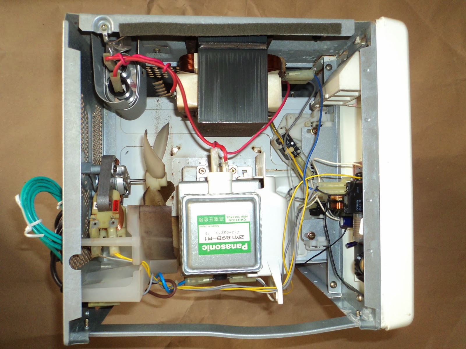 Brasilrobotics: Desmontando um Microondas - Microwave disassembly