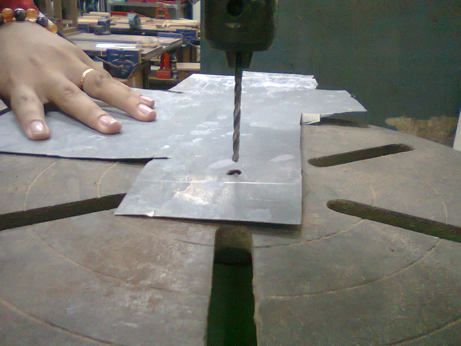 cikgu hanisnadiah: cara-cara menggerudi kepingan logam menggunakan ...