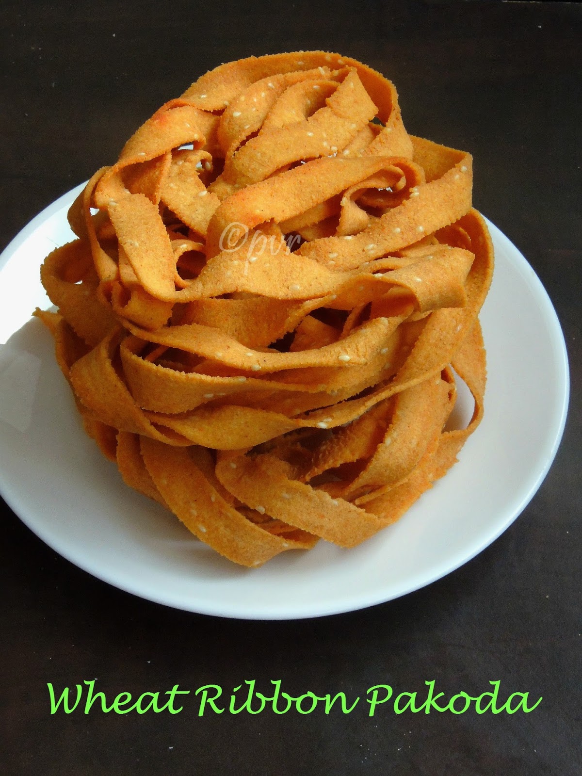 Priya's Versatile Recipes: Wheat Ribbon Pakoda/Godhumai Ola Pakoda