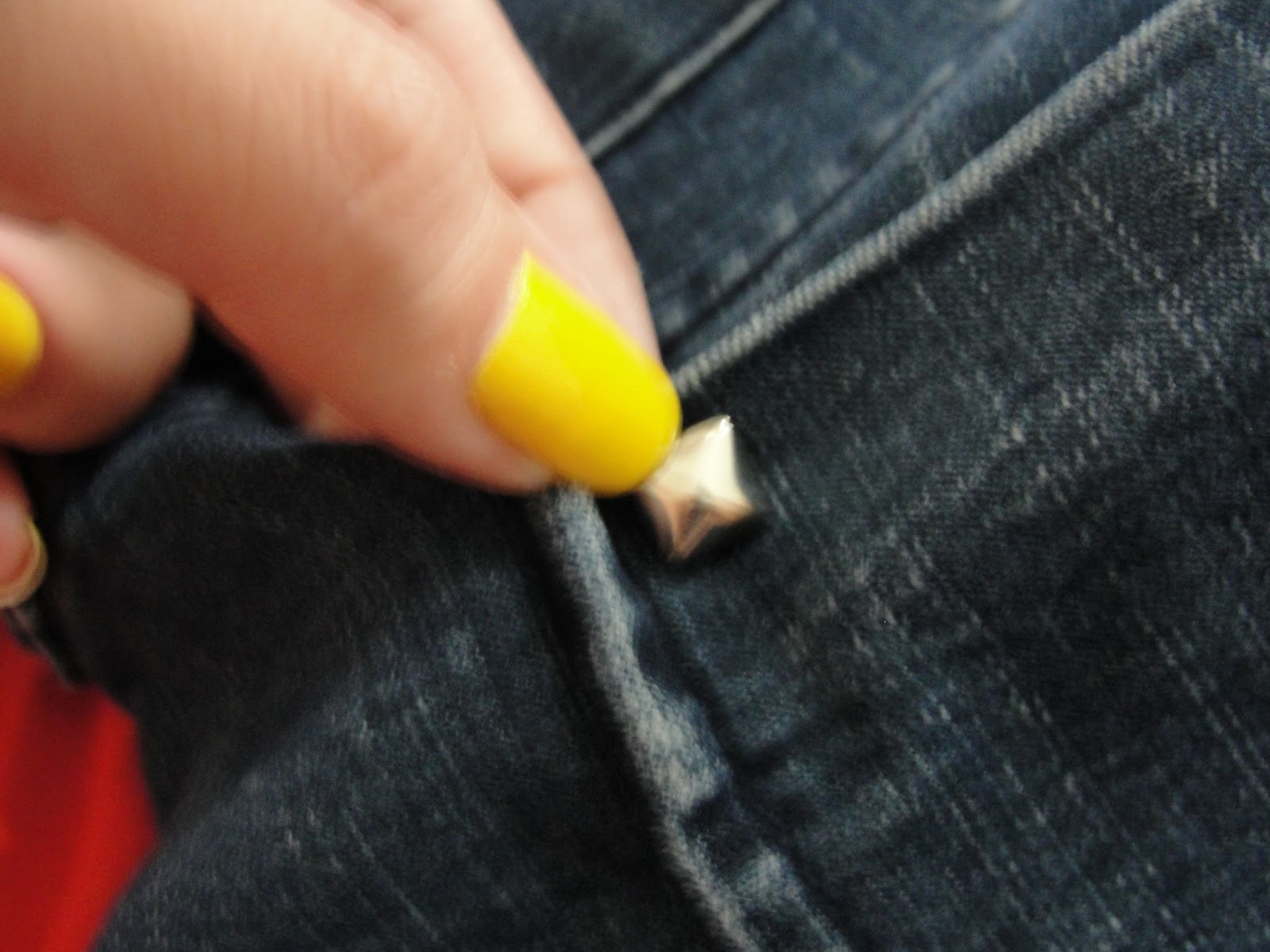 Roupas Personalizadass: Colocando tachinhas em roupas.