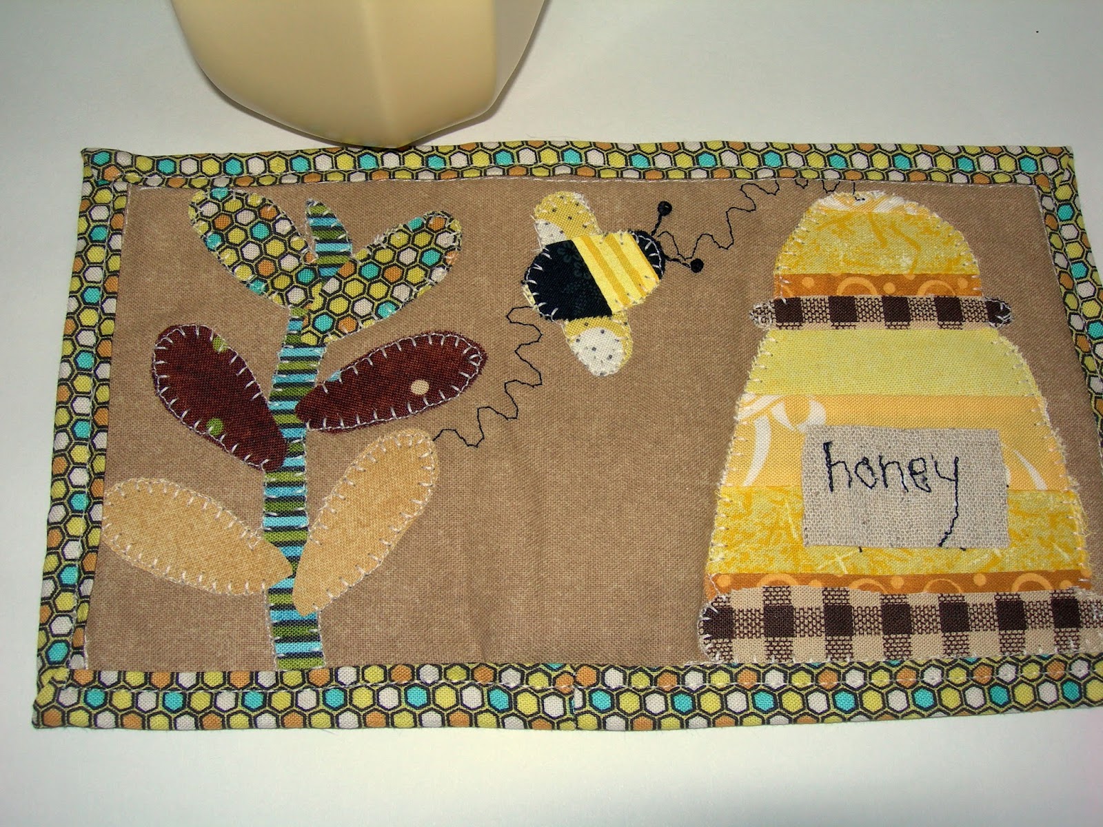Susie's Sunroom: A Honey of a Mug Rug