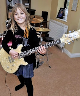 Zoe Thomson: plays Daisy Rock Stardust Elite Venus guitar!
