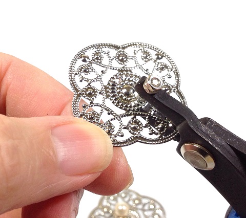 Pip Beaded Flowers on Filigree Earrings Tutorial / The Beading Gem