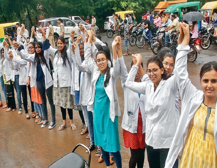 HIGH CORT के आदेश के बाद नर्सों की हड़ताल खत्म, DOCTORS की हड़ताल जारी