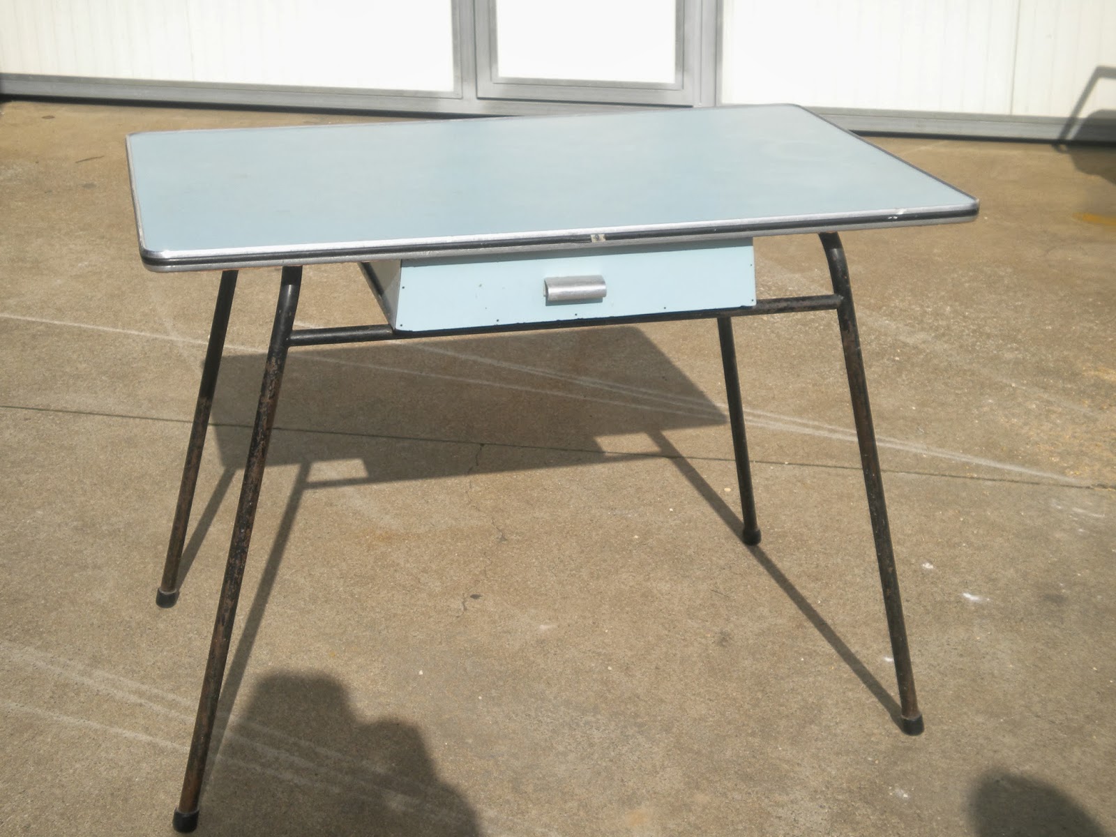 é DE +: Mesa sala cozinha vintage formica azul