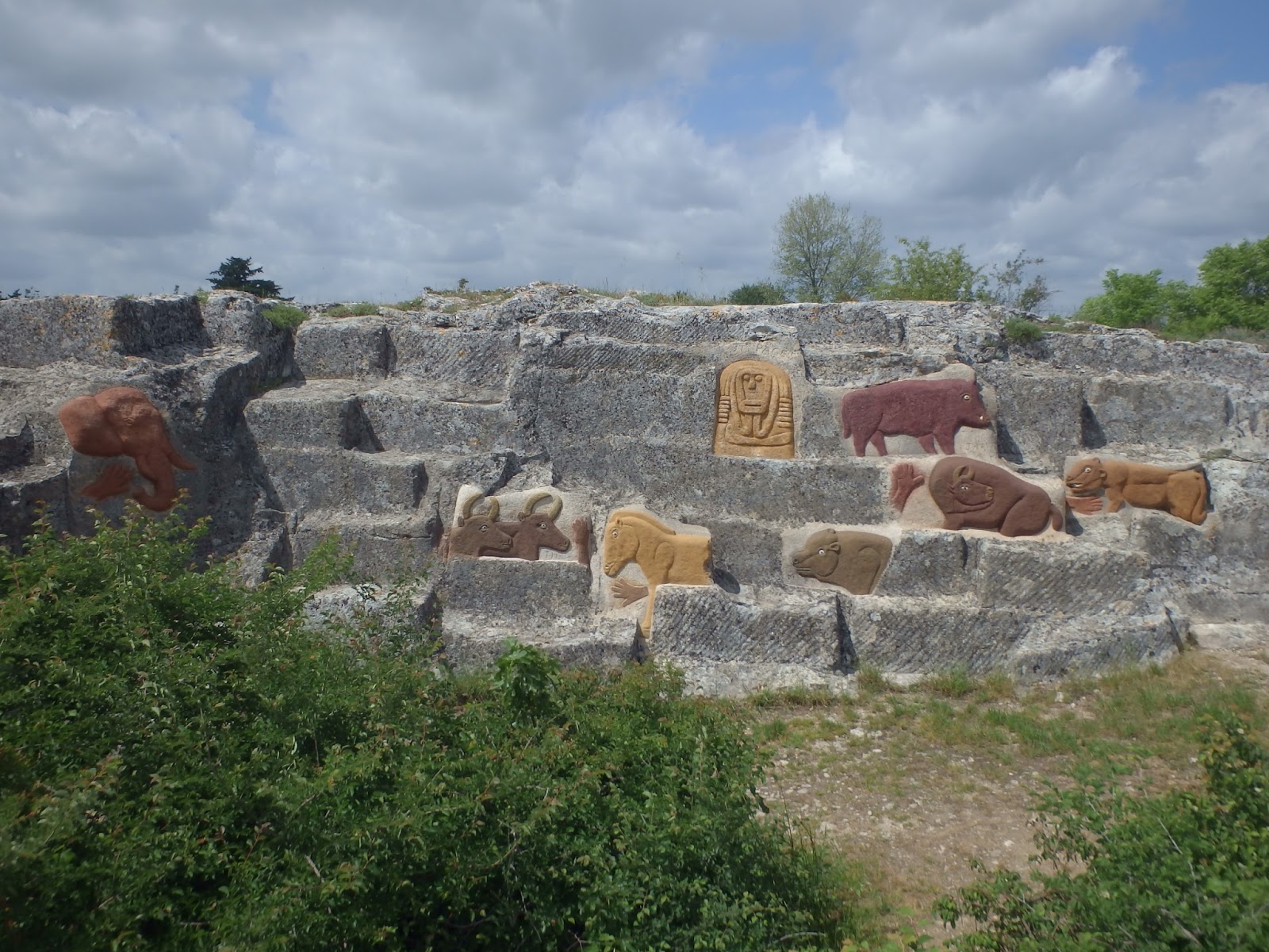 hérault insolite: Gard: les rochers sculptés de saint Chaptes