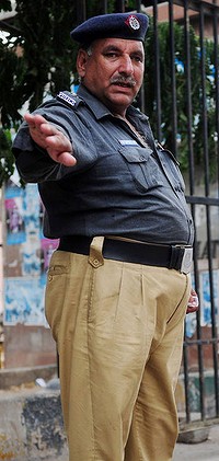 Blurt it out!!!: Some Handsome Pakistani Policemen ;-)