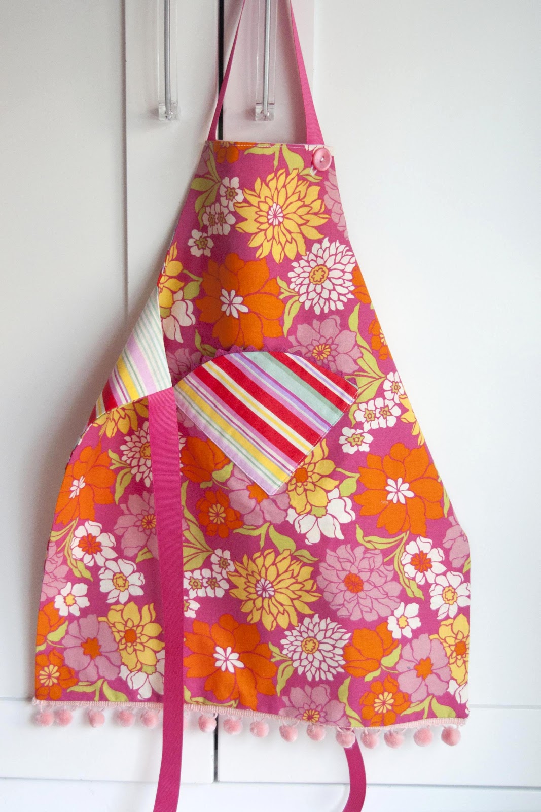 Sewing: Child's Reversible Fat Quarter Apron (Tutorial and Pattern ...
