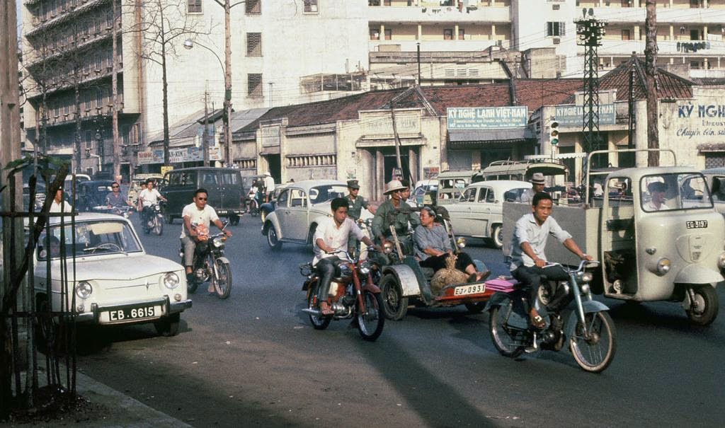 Street Scenes of Saigon, Vietnam from Between 1970-1975 in Color ...