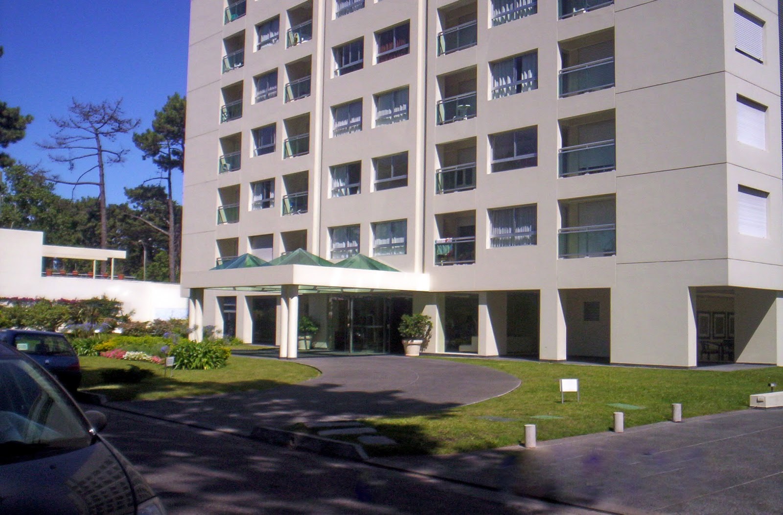 EDIFICIO "12 LUNAS". PUNTA DEL ESTE.