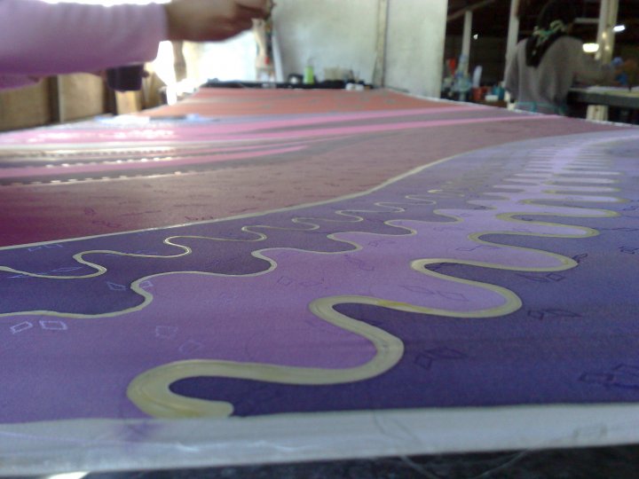 Gunting Emas: MENCANTING BATIK