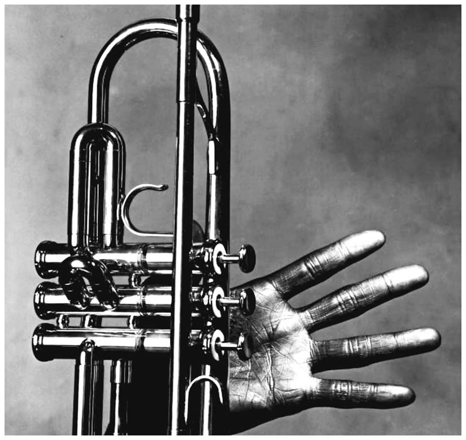 Rancho Las Voces: Galería / Irving Penn: «Miles Davis hand and trumpet»