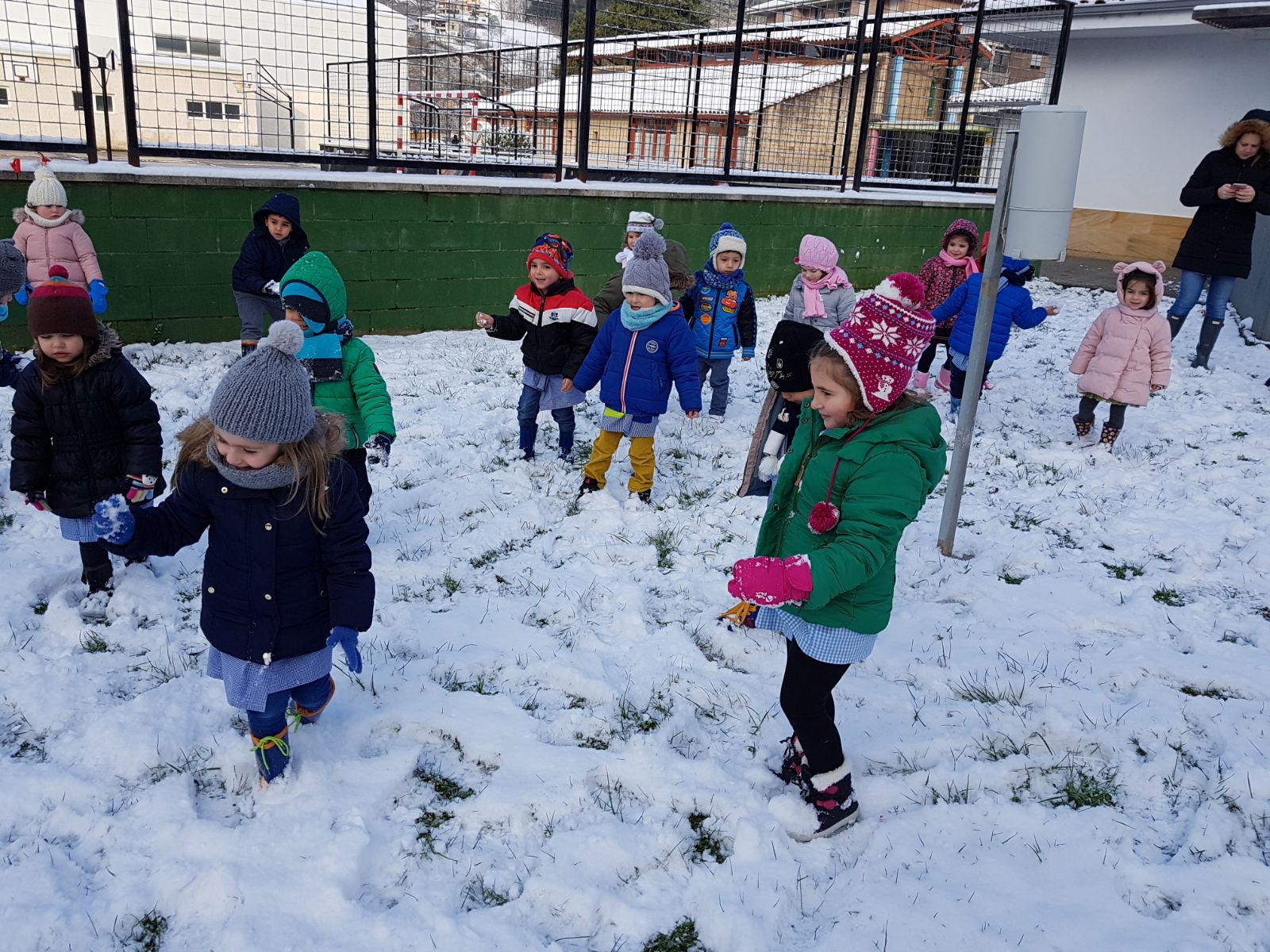 CLASES DE ANA ROSA Y CRIS : JUGANDO CON LA NIEVE