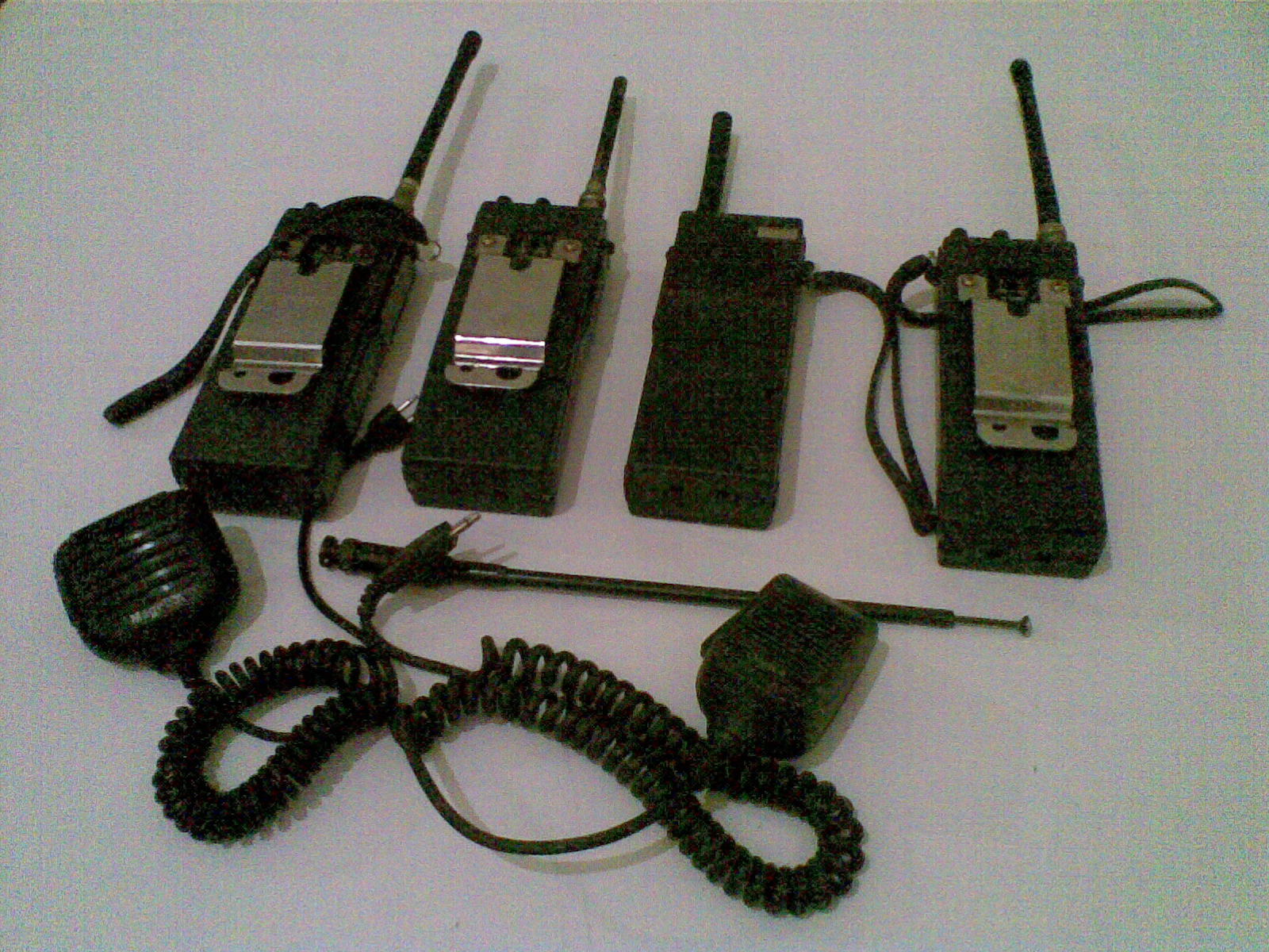 Radio Komunikasi: 4 Buah HT ICOM IC-2N plus 2 buah EXTRA MIC