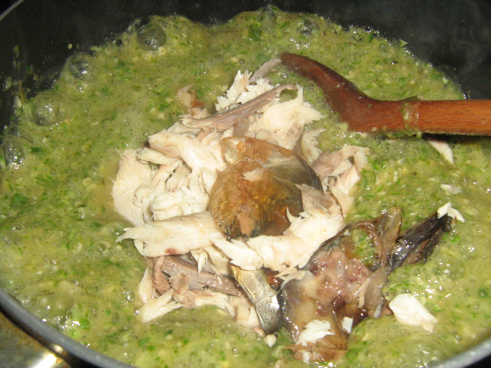 LAM BASSA'A: MAQUERAUX FUME A LA SAUCE GOMBOS + FOUFOU DE GARI / SMOKED ...