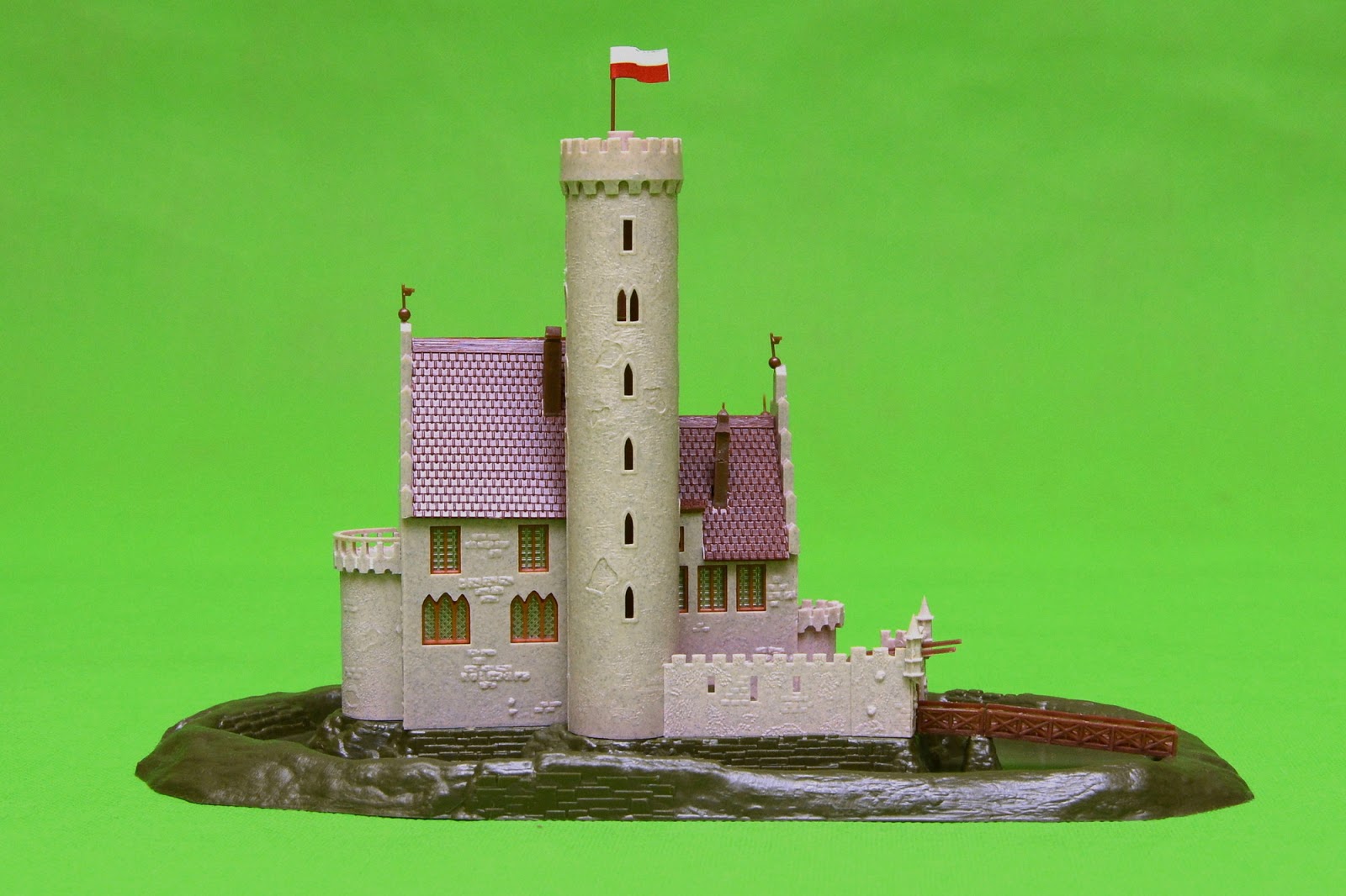 My Miniature Worlds: Faller 232242, N-scale moated castle