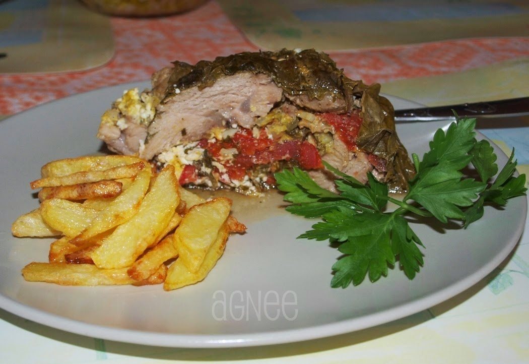 Szőlőlevélbe göngyölt disznóhús-tekercs