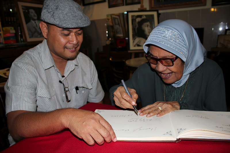 IPOH STATION ANTIQUE CAFE: NENG YATIMAH & HASHIMAH YON