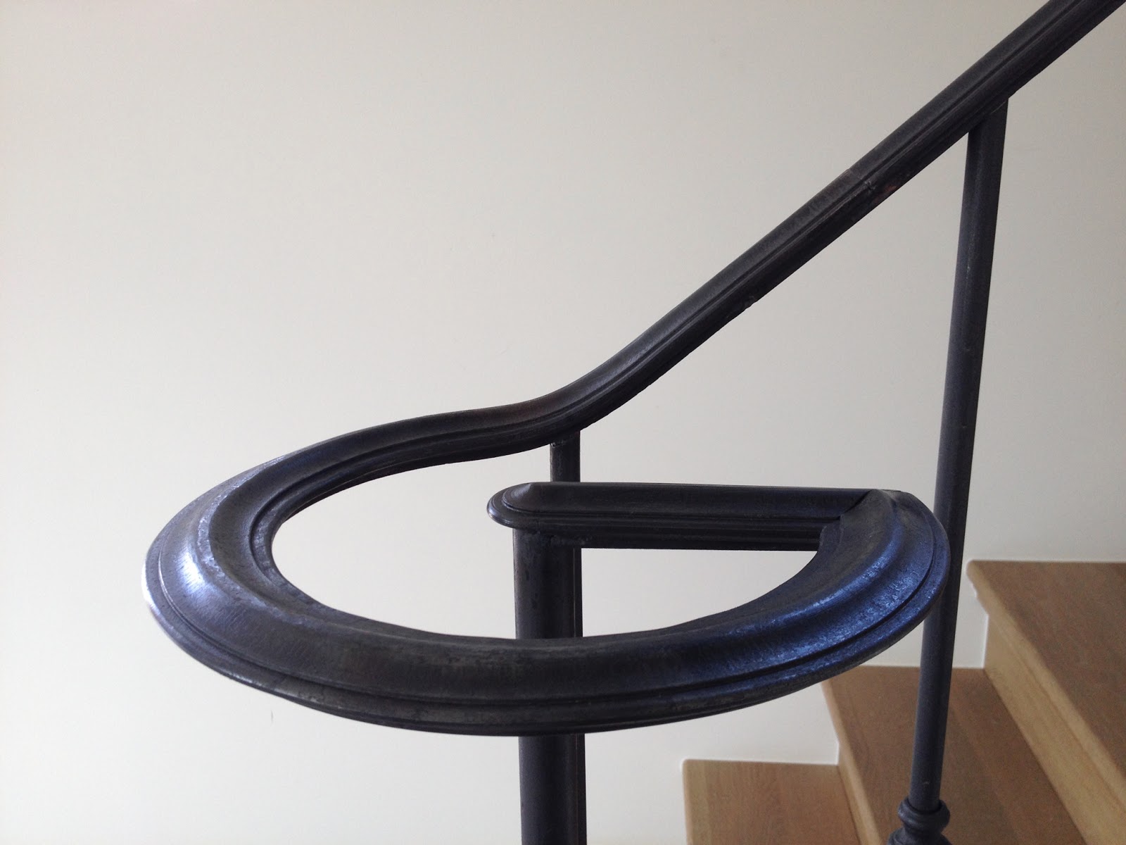 Stalen leuning met ronde spijlen met sierstukken onder geprofileerde ...